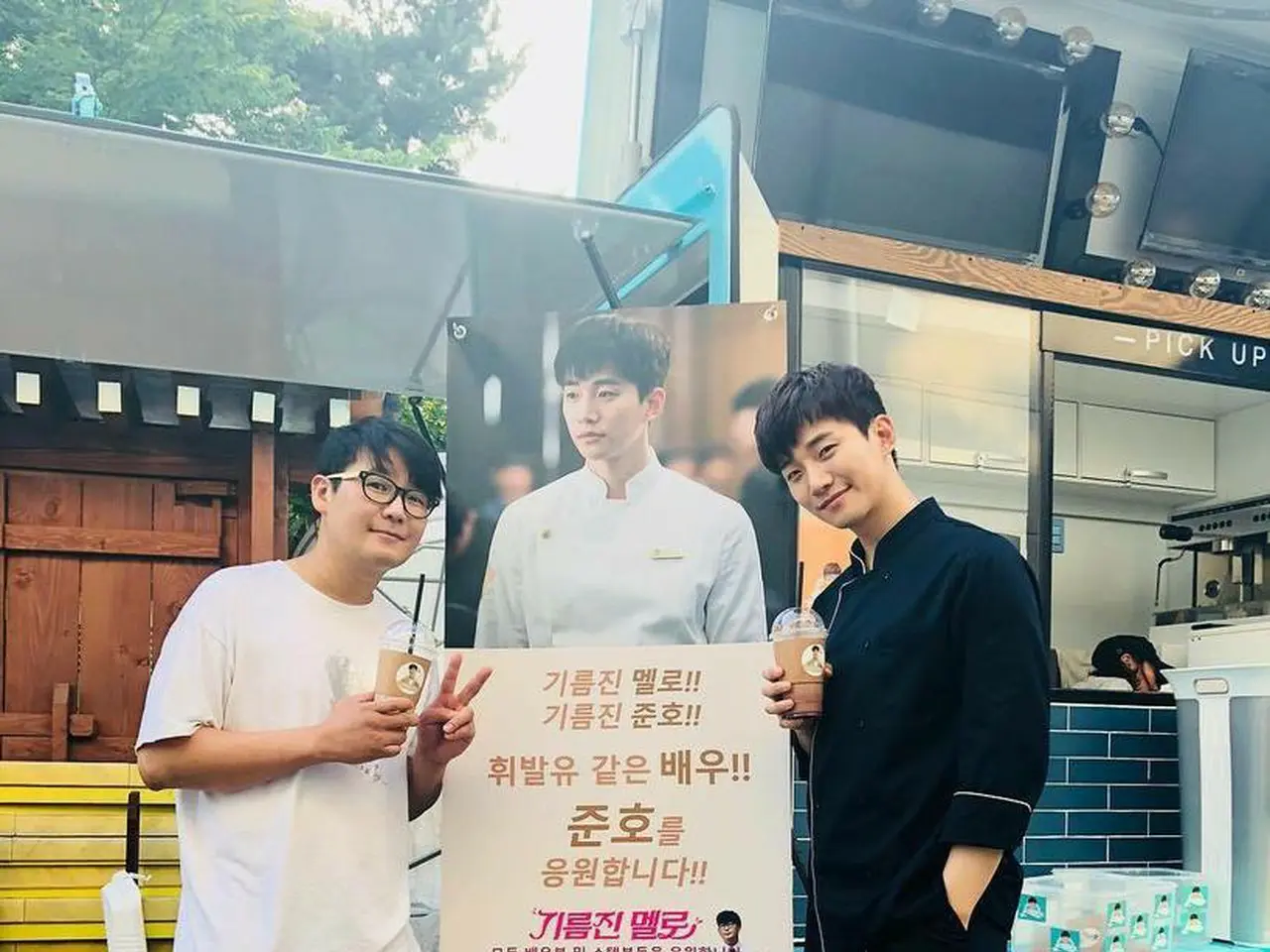 【G Official】 2PM_Junho, thankful for the coffee catering car sent by actor KimGun Hyung. | wowKorea