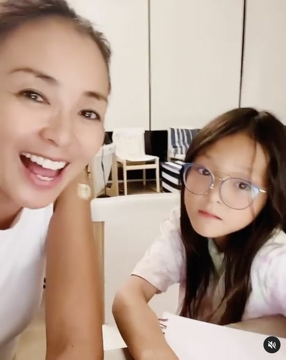 Sarang grows up and becomes more and more like her mother SHIHO. | wowKorea