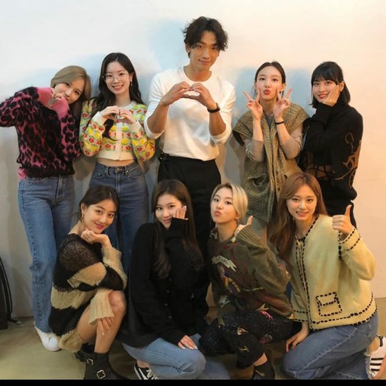 Rain (Bi), and "TWICE" group picture released. Rain supports the JYP family. | wowKorea