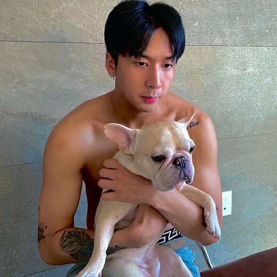 RAVI (VIXX) reveals shirtless back tattoo ... "Cute but sexy" | wowKorea