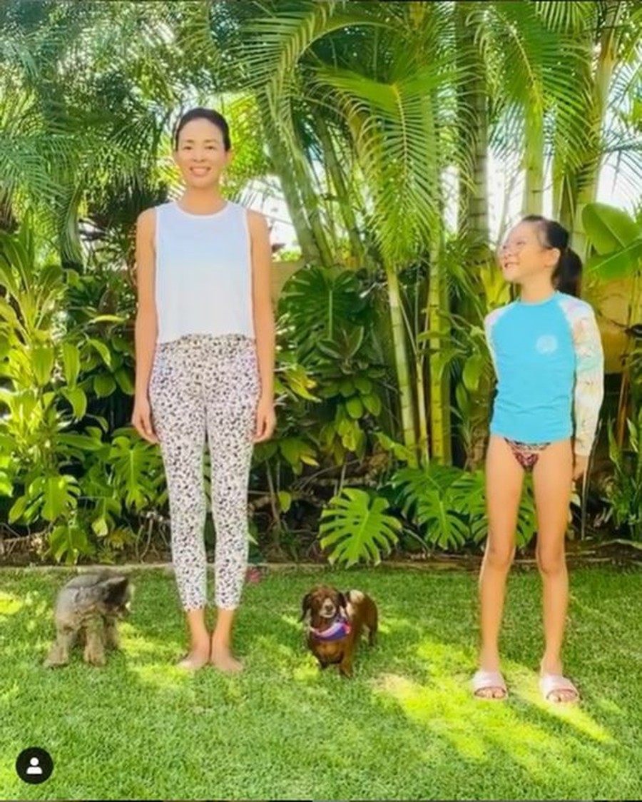 Sarang with her mom "SHIHO" doing yoga pose... | wowKorea