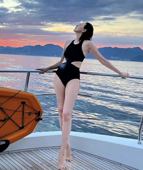 Model SHIHO shows perfect proportions in a swimsuit ... Surprising leg length | wowKorea