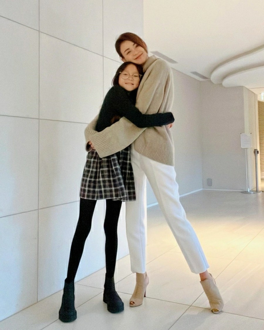 Sarang-chan, she looks just like her mom SHIHO... It's not "corrected"! | wowKorea