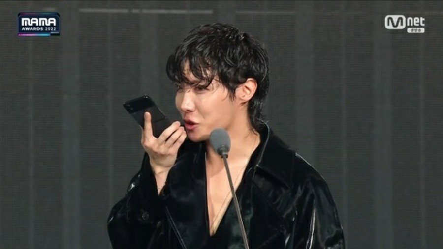 JIN makes a surprise phone call to ``2022 MAMA AWARDS''... ``I love you, our ARMY'' | wowKorea