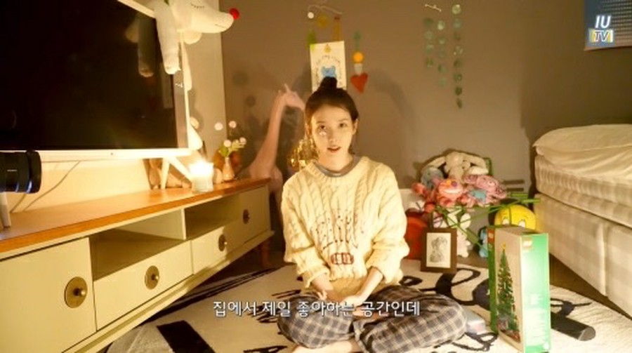 Singer IU, Christmas Vlog Despair Edition... The bed in the room is 100 million won? | wowKorea