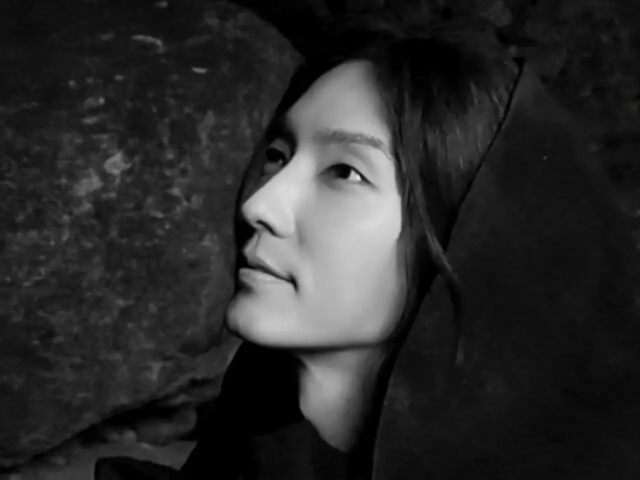 Lee Jun Ki, mysterious visual with monochrome photo | wowKorea