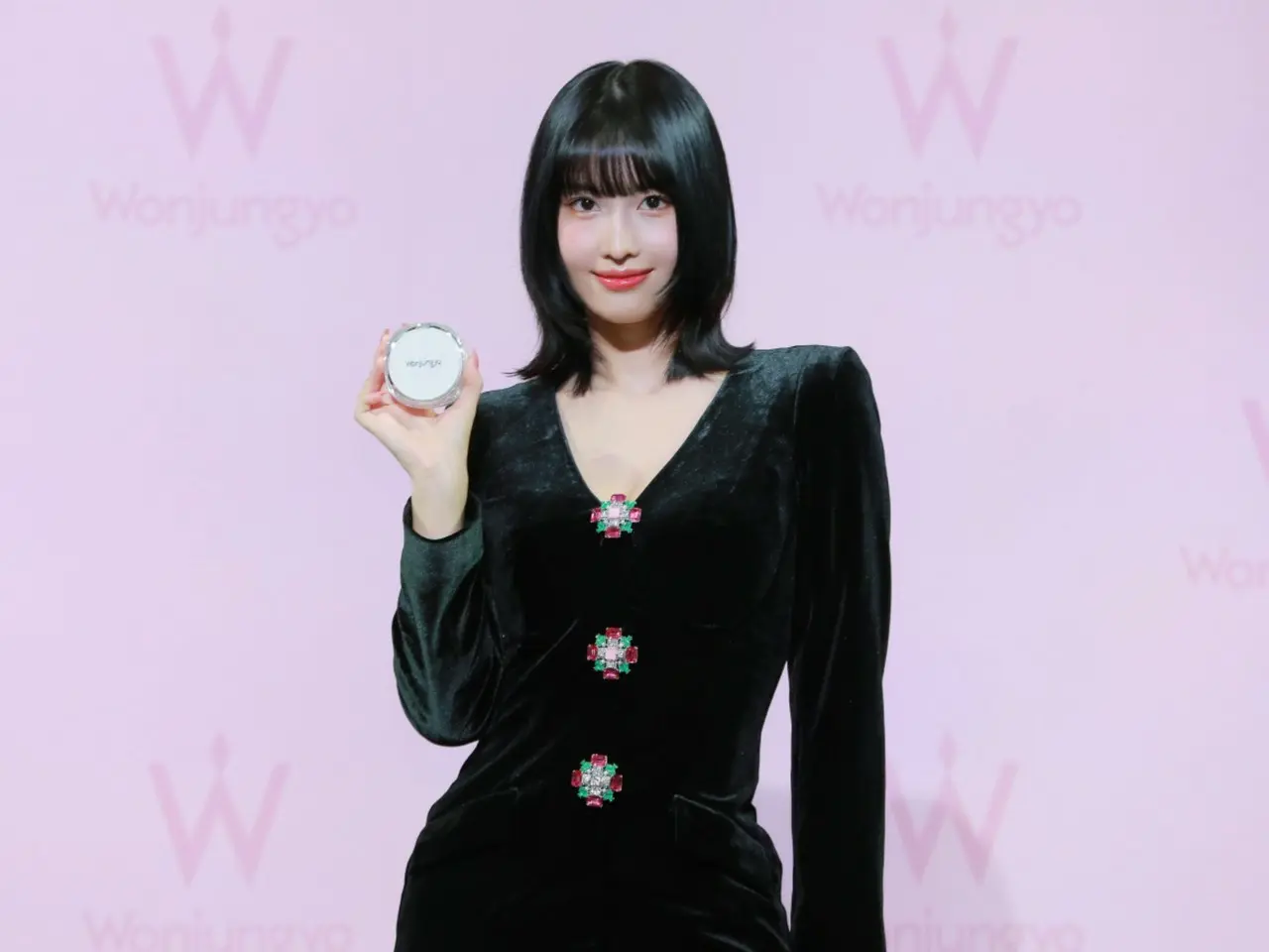 [Event Report] Wonjungyo brand muse Momo (TWICE) appeared on stage at the 1st anniversary new ...