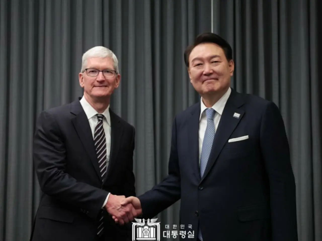 President Yoon meets Apple CEO... Cook says, ``I have a special love for Korea.'' | wowKorea