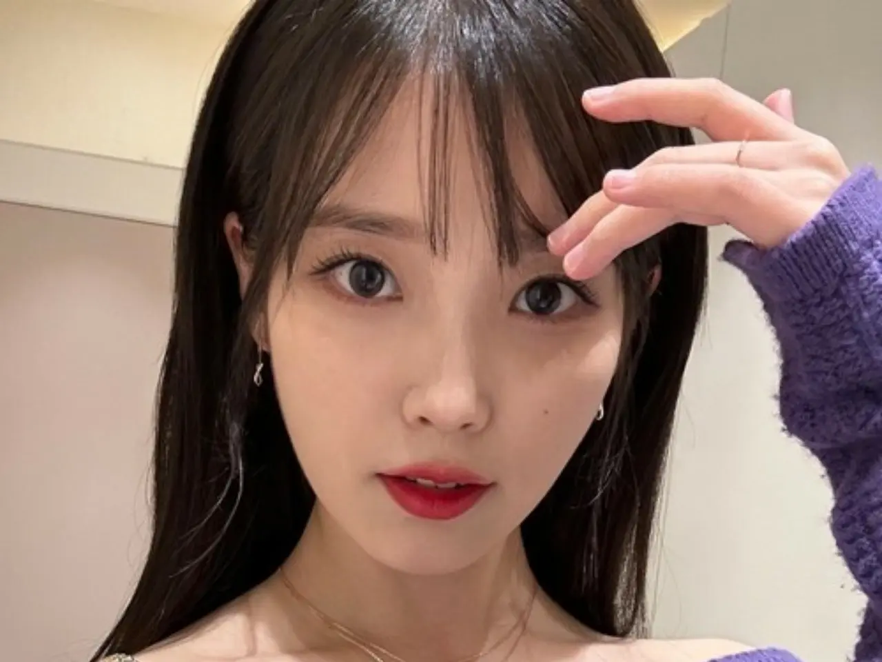 IU, a lovely purple fairy with a cute body | wowKorea