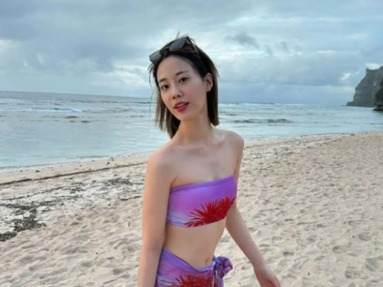 ”KARA” Youngji wears a bikini to show off her slender body | wowKorea