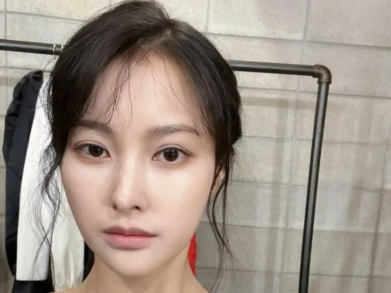 ”KARA” Gyuri looks sexy in her off-the-shoulder LUDA costume...even her collarbone is beautiful ...