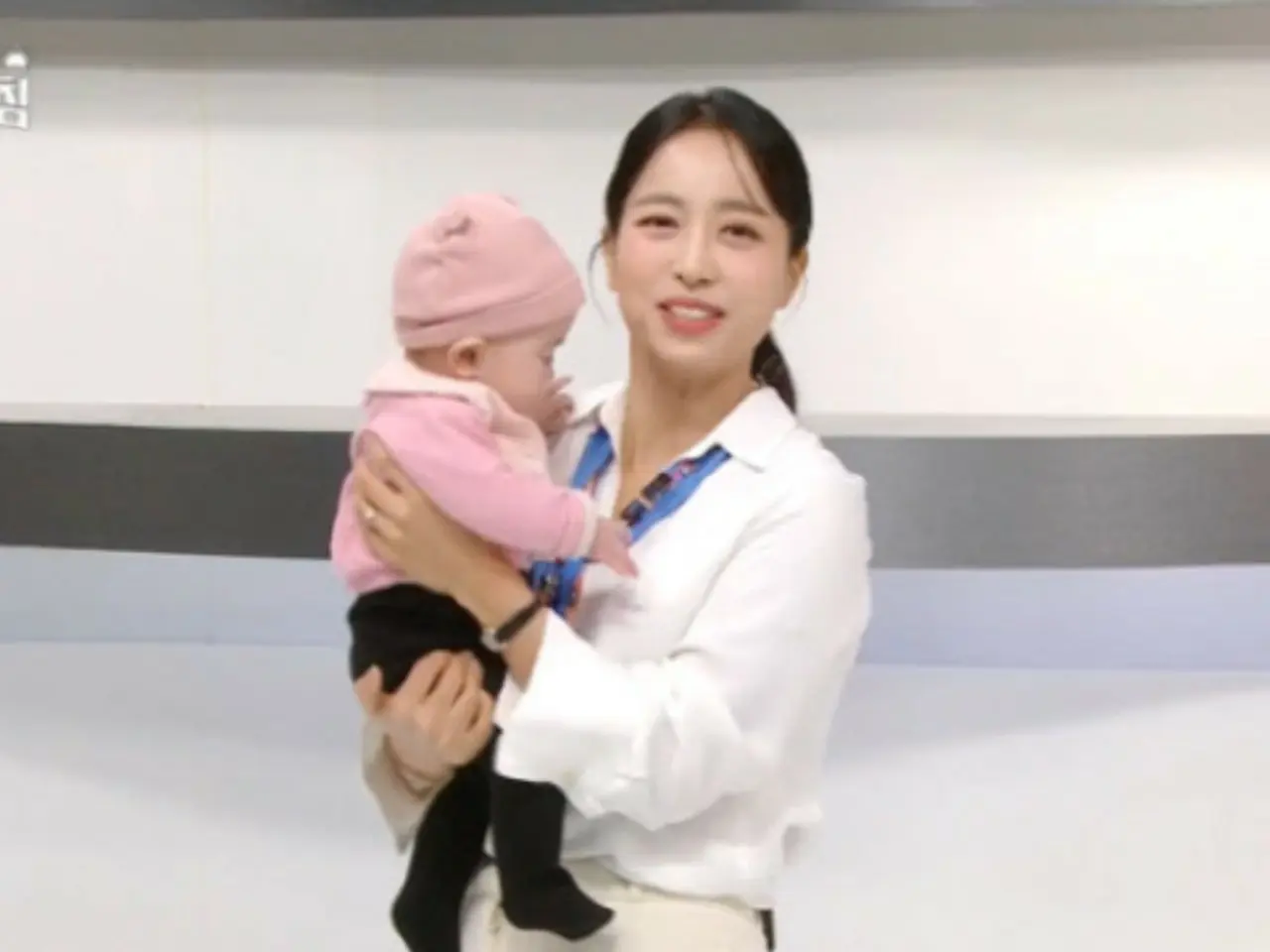 Live broadcast with MBC's Naeun's ``170-day-old daughter'' = South Korea | wowKorea