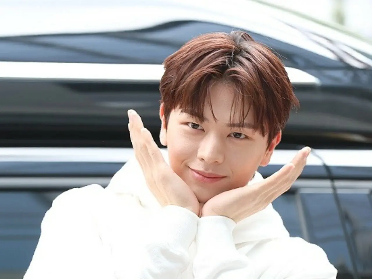 [Photo] BTOB's Sungjae, SEVENTEEN's Hoshi, and aespa's Karina appear with refreshing spring-like ...