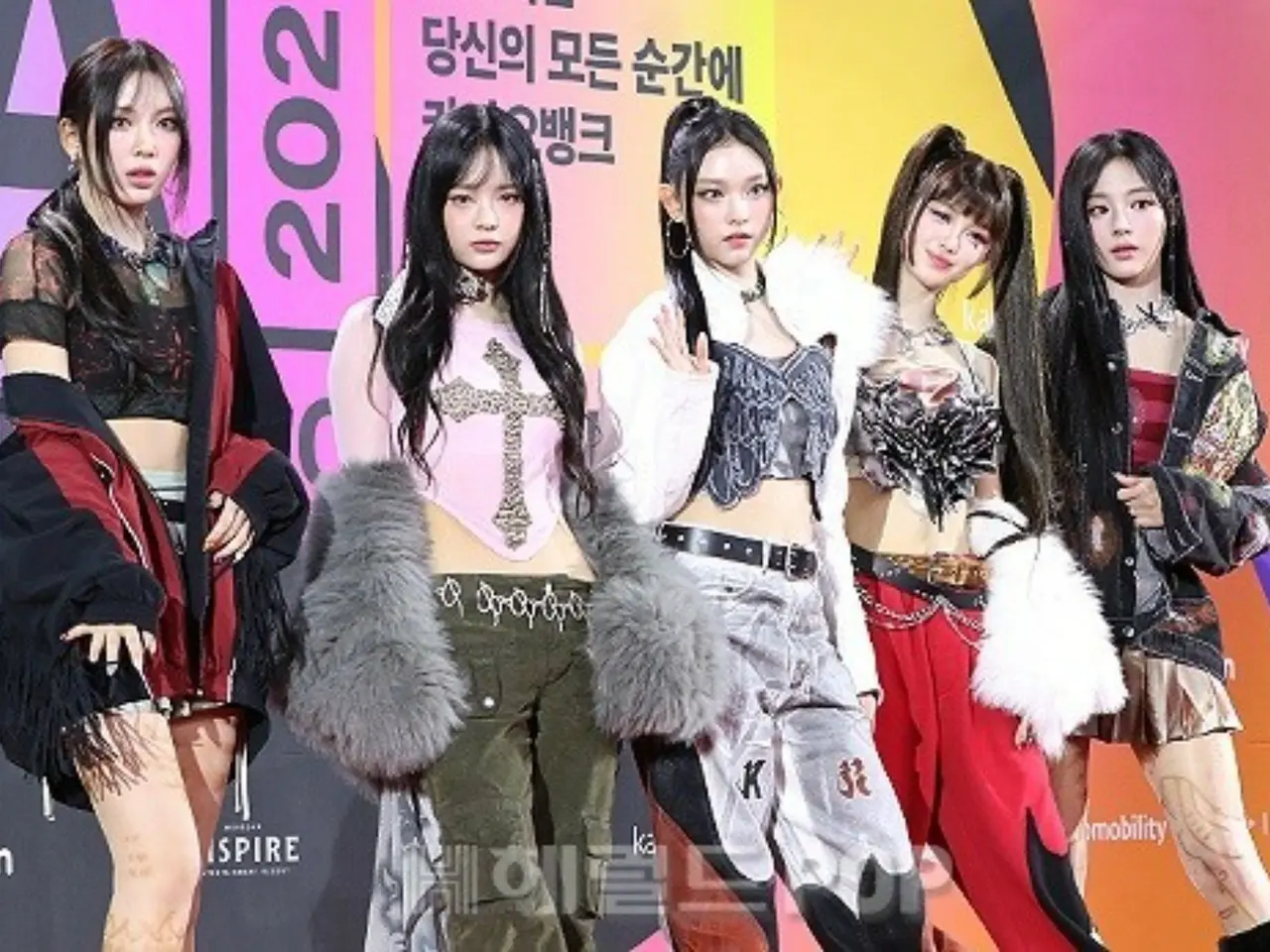 ”It's essentially a copy of NewJeans”... ADOR vs. HYBE, the backlash continues | wowKorea