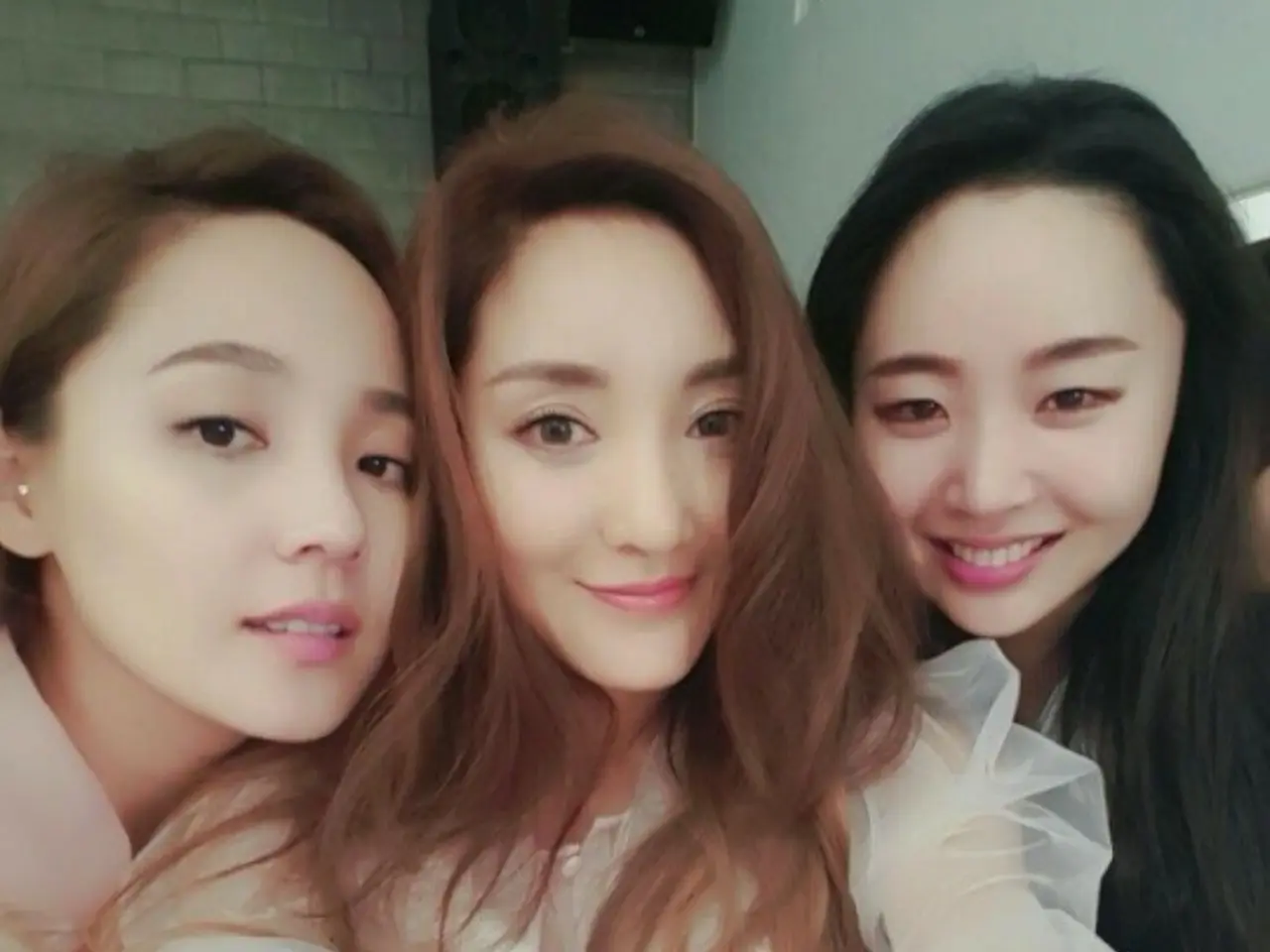CEO Min Hee-jin says to SES's Bada and Yujin, ”Let's meet soon” | wowKorea