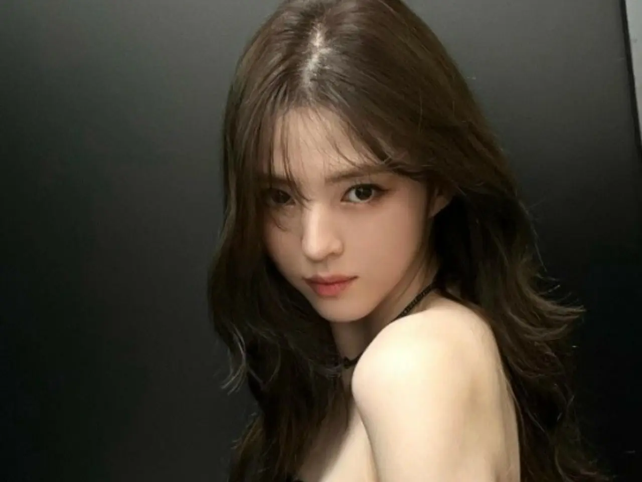 Actress Han Seo Hee boldly shows off her waist in a scarf tube top... a captivating visual ...