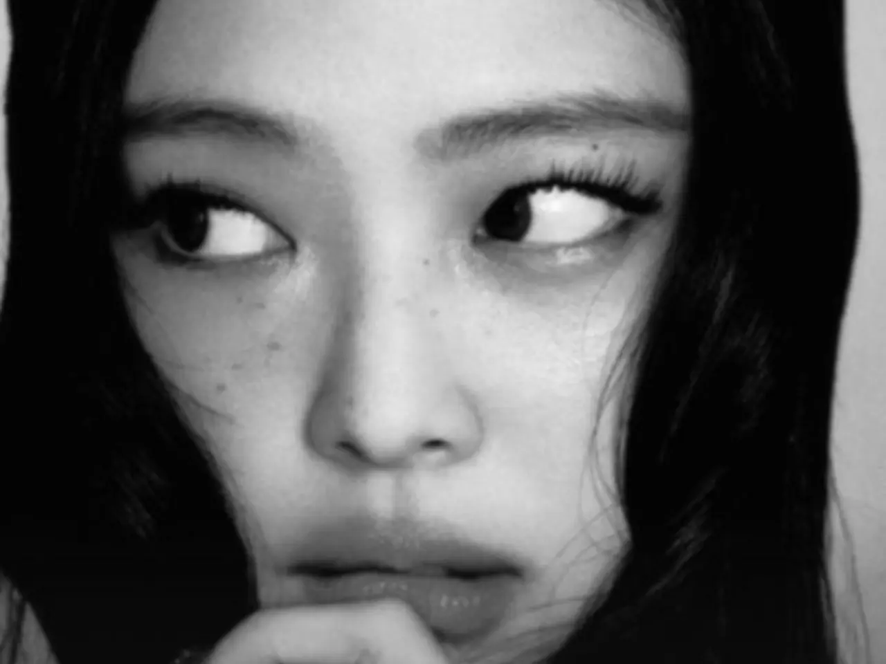 BLACKPINK's JENNIE looks just as beautiful in black and white... Showing off her elegant new ...