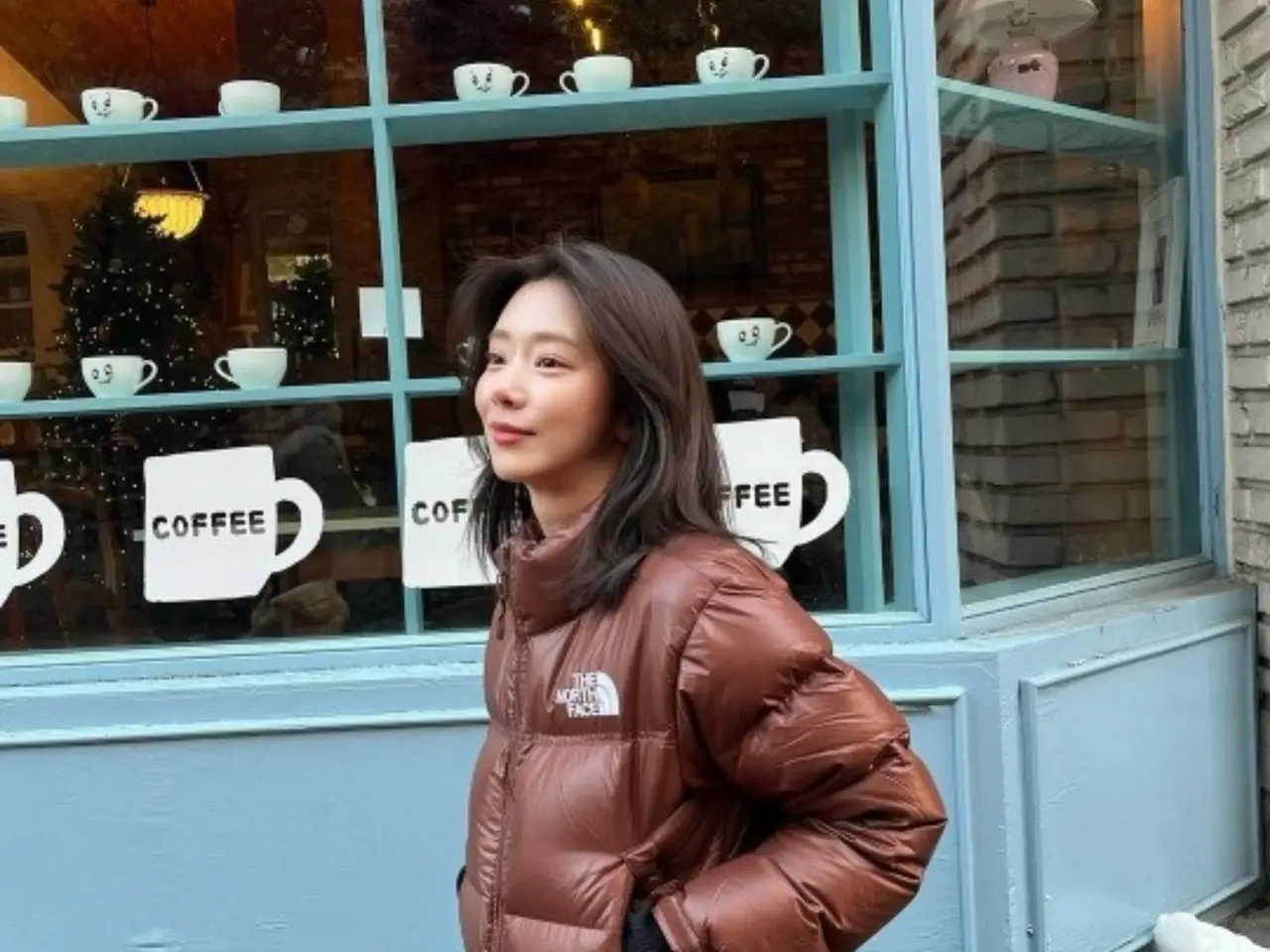 Lee Ju Bin looks like a goddess while walking around the neighborhood | wowKorea