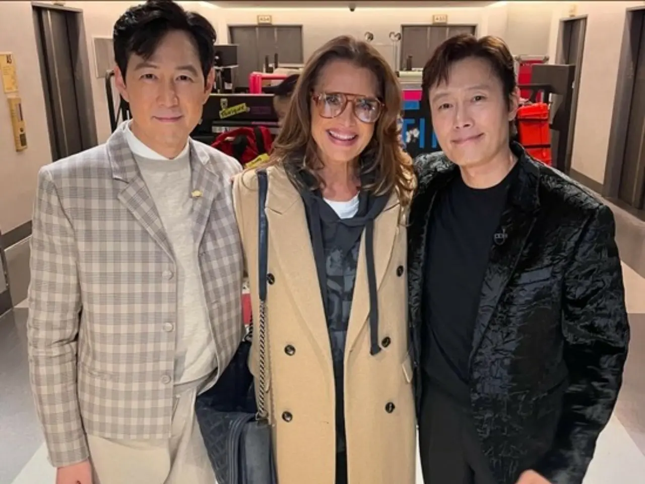 Lee Jung Jae and Lee Byung Hun, ”shy fans” standing next to Brooke Shields... just standing ...