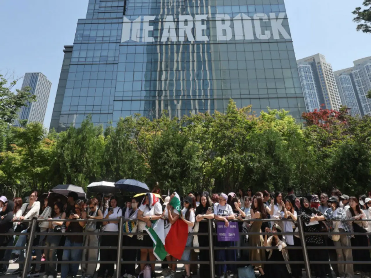 ”BTS” discharge live broadcast reaches 19 million views... 4,000 people flock to HYBE building ...