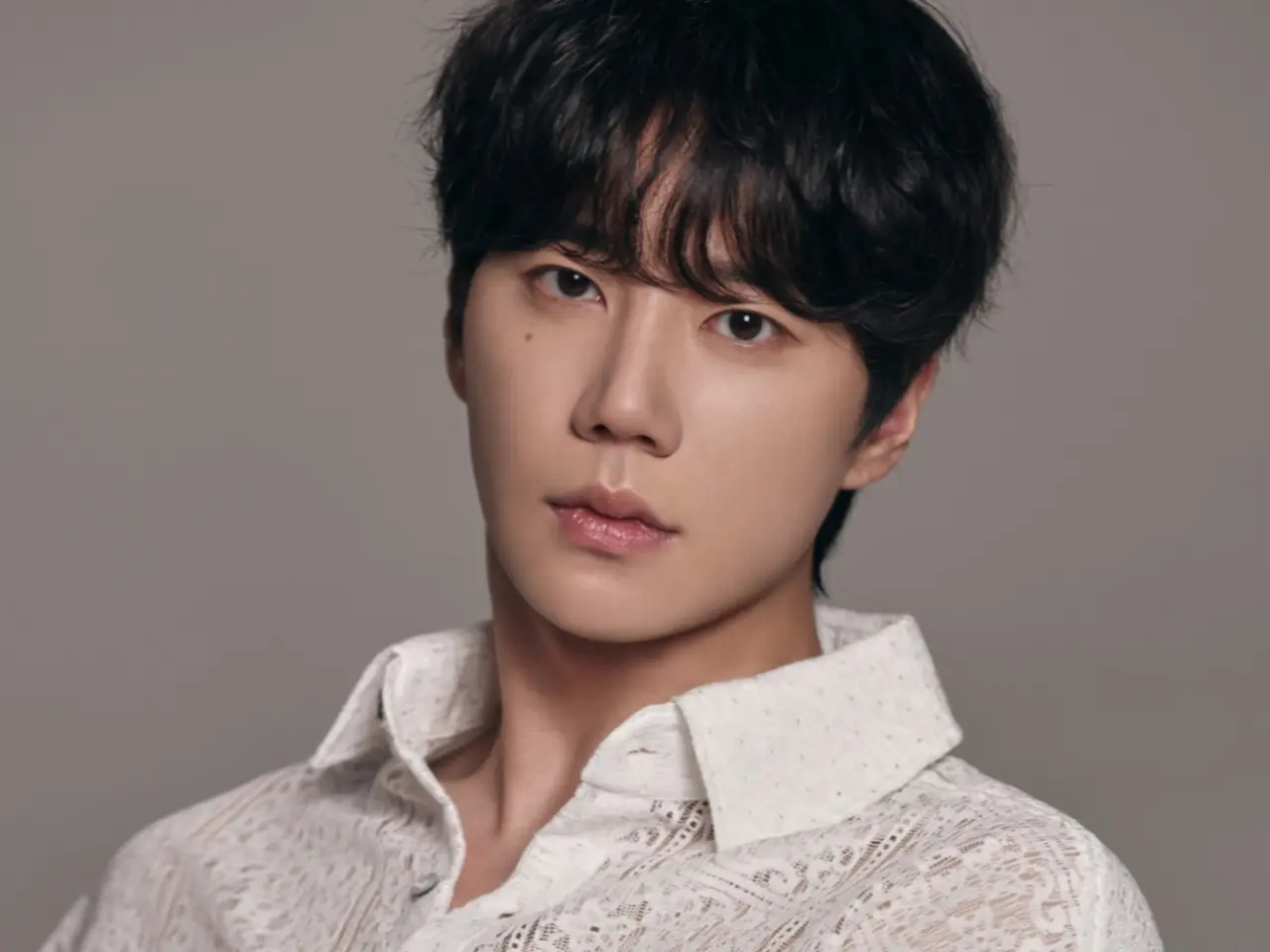 Lee JunYoung releases new profile image... elegant visuals and overwhelming aura | wowKorea