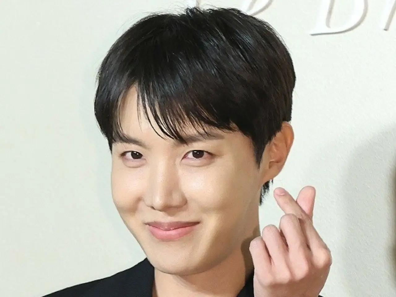 BTS' J-HOPE's ”Killin' It Girl” charts in the UK official chart for two consecutive weeks ...